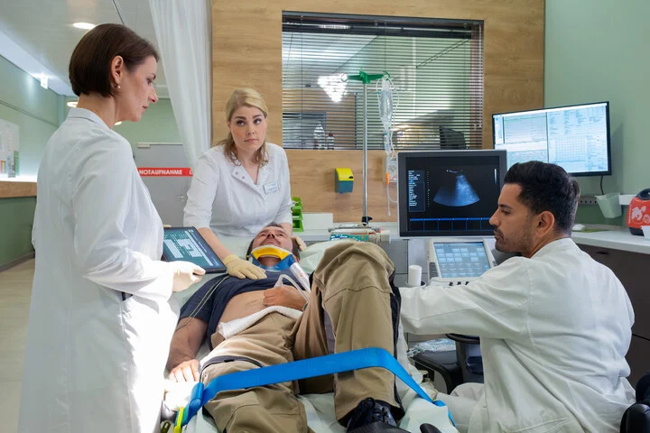 “In aller Freundschaft” startet endlich wieder: Hilfloser Dr. Heilmann ...